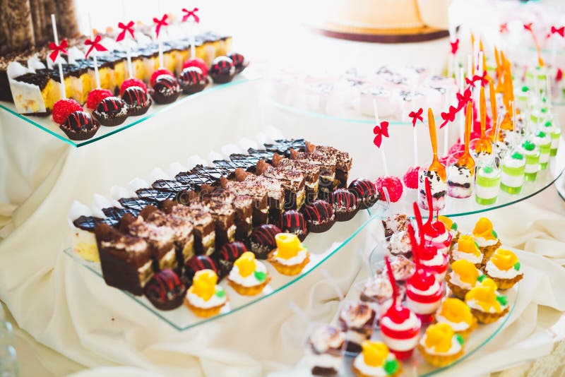 Différents Genres De Bonbons Cuits Au Four Sur Un Buffet Image stock ...