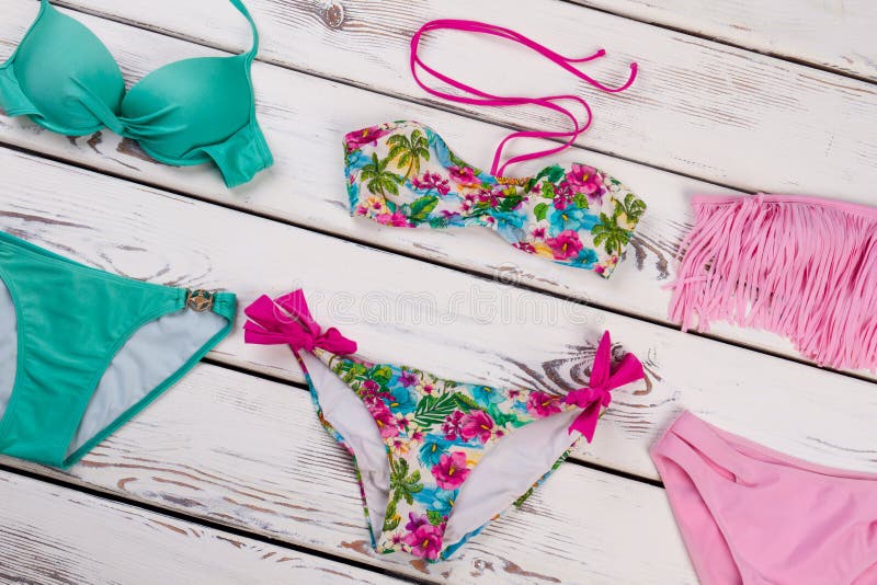 Différents Types D'ensemble De Bikini De Femmes Photo stock - Image du ...