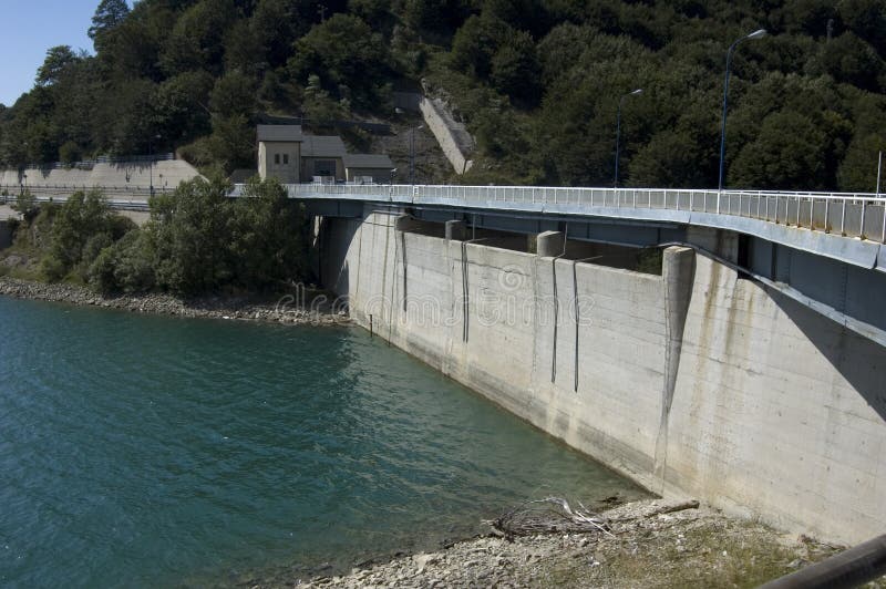 Diga fotografia stock. Immagine di pianta, lago, montagna - 6057990