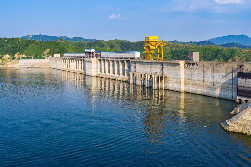 Diga fotografia stock. Immagine di cielo, giorno, architettura - 71461740