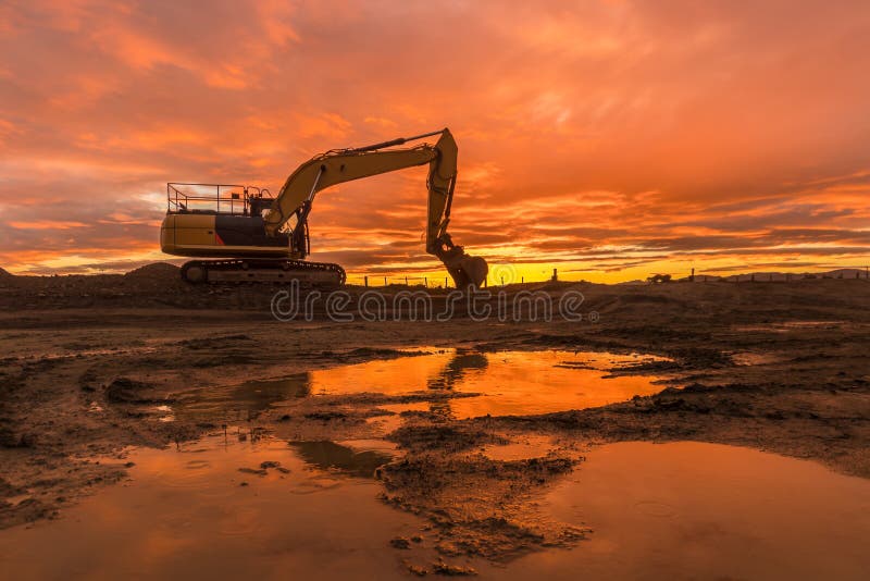 Digger at Sunrise foto de archivo. Imagen de maquinaria - 113201902