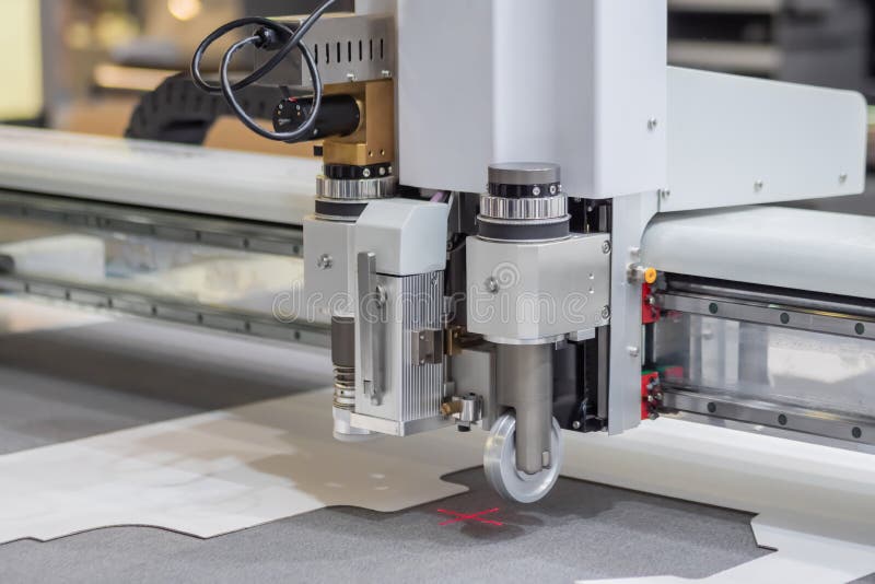 Digital Flatbed Cutter, Plotter Cutting White Cardboard Sheet at ...