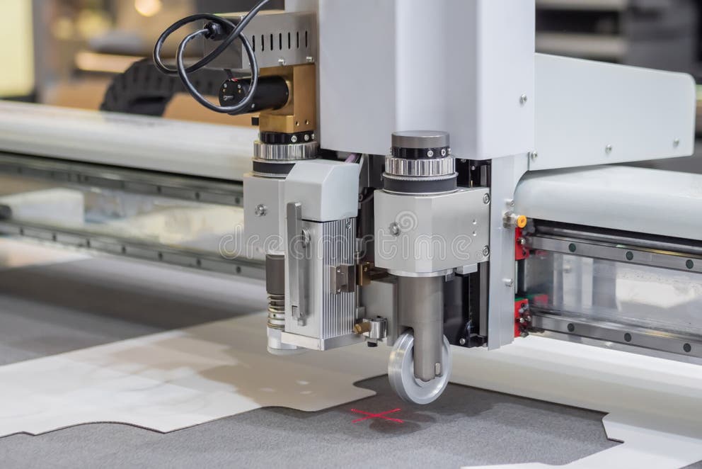 Digital Flatbed Cutter, Plotter Cutting White Cardboard Sheet at ...