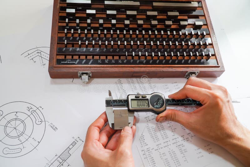 Digital Micrometers and Digital Vernier Calipers Perform Calibration on ...