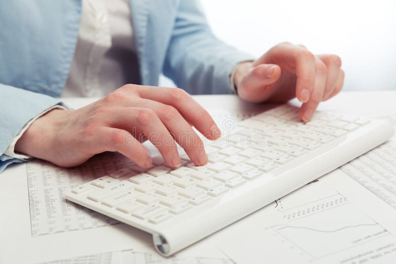Digitare Femminile Delle Mani Fotografia Stock - Immagine di barretta ...