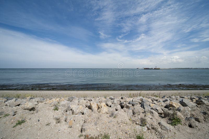 Digue et eau de mer image stock. Image du accessible - 27080583