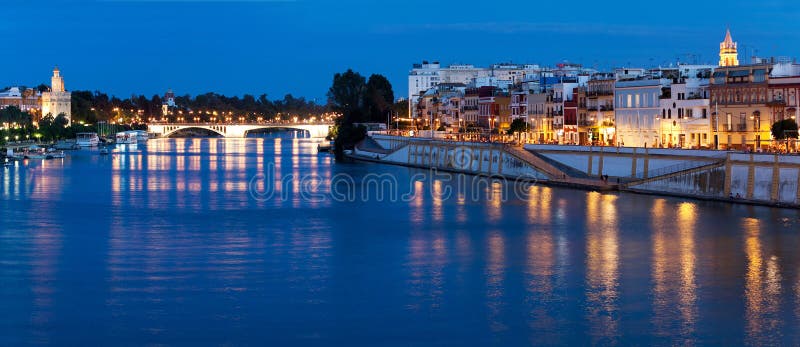 Dijk De Rivier Van Van Sevilla, Guadalquivir, Spanje Stock Afbeelding ...