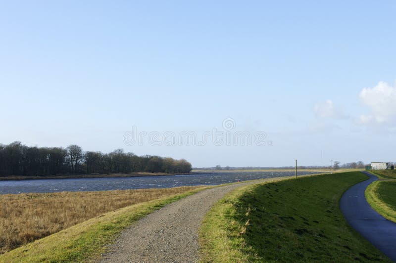 Dijk van de rivier Elbe stock foto. Image of nave, hemel - 48868942