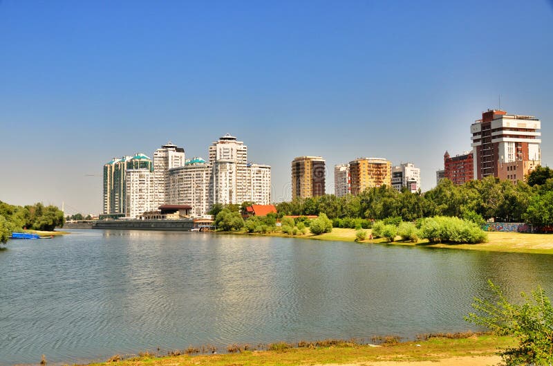 Dijk van de rivier Kuban stock foto. Image of dijk, gevel - 57432816