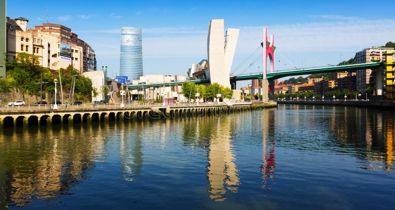 Dijk Van Rivier En La-Wondzalfbrug Bilbao Redactionele Stock Foto ...