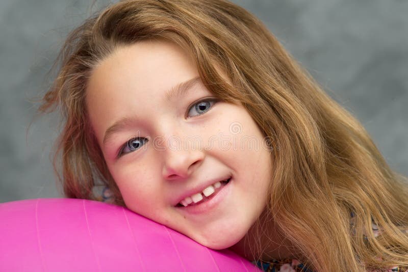 Schattig Meisje Met Lange Adem Dat Aan Touwtje Zit Stock Foto - Image ... Schattig Meisje Met Lange Adem Dat Aan Touwtje Zit Stock Foto - Image ...