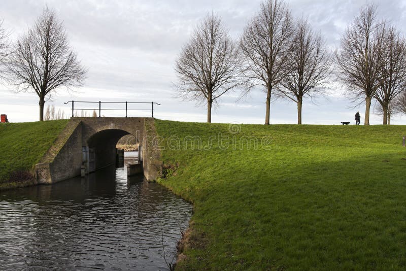Dike Med Den Historiska Bron Och Slussen Arkivfoto - Bild av sluss ...