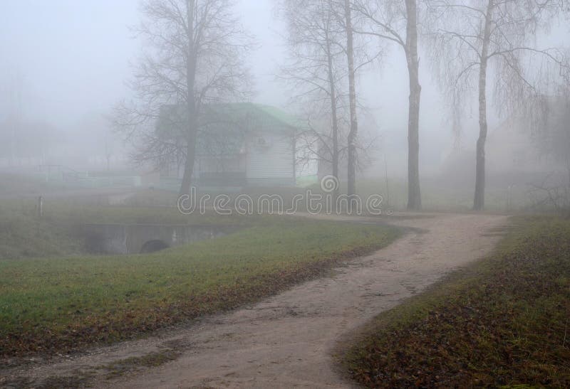 Dikke Sluier Van Mist in November Stock Foto - Image of grijs, vervagen ...