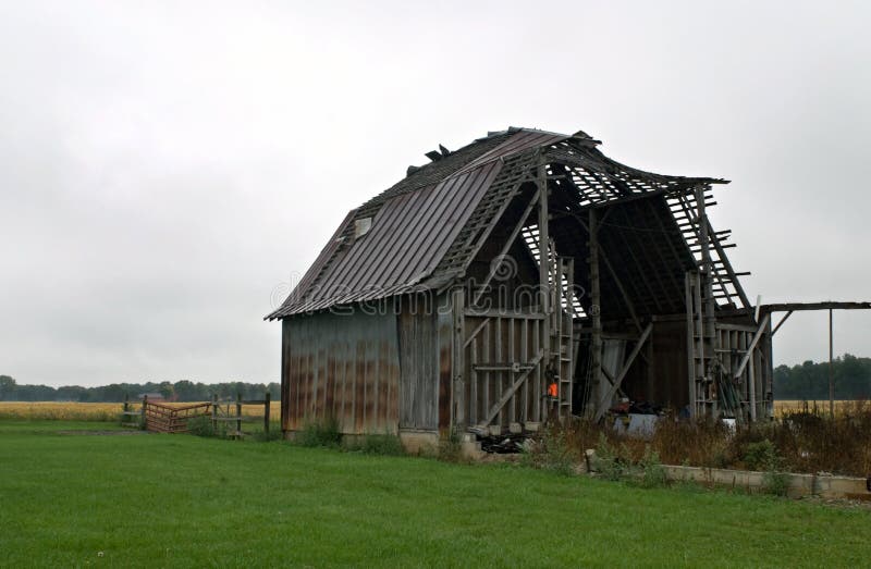 Dilapidated Barn stock photo. Image of countryside, green - 11096154