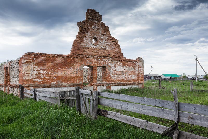 Dilapidated stud farm stock image. Image of grass, farmhouse - 93100217