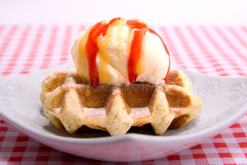 Belgiska Dillandear Med Nya Jordgubbar Och Piskad Kräm Fotografering ...