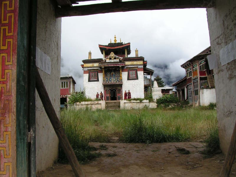 Din Guo Shan courtyard editorial stock image. Image of religious - 19012934