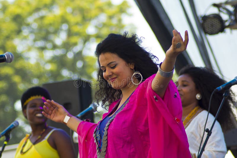 Dina El Wedidi Performing imagen editorial. Imagen de gente - 41688030