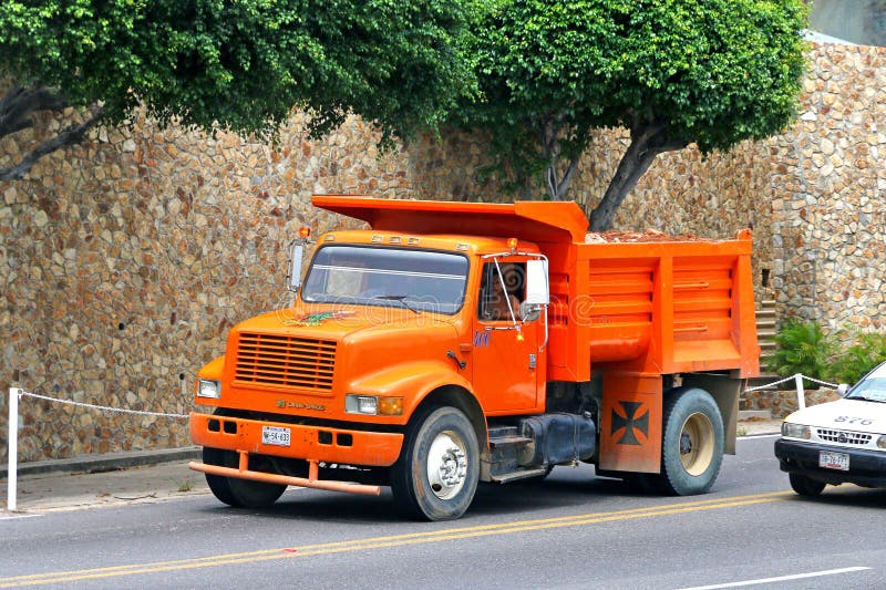 Dina S-500 redactionele foto. Image of lading, buiten - 104385926