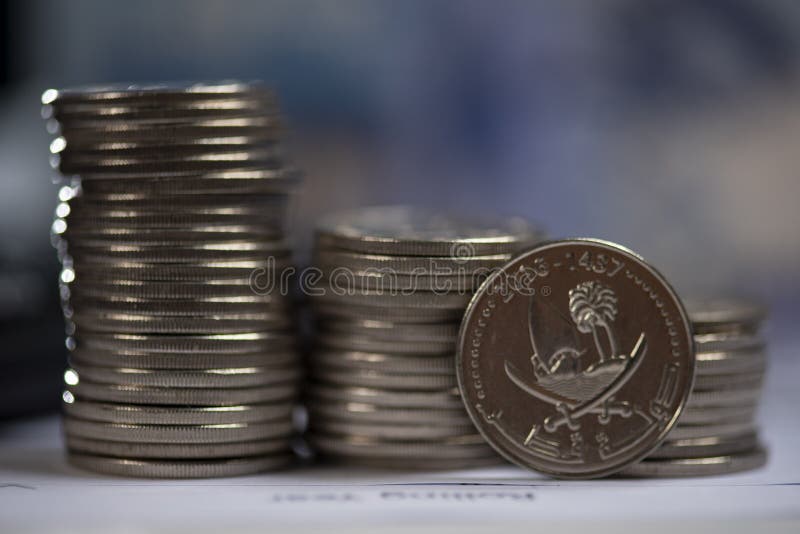 Dinheiro qatari. moedas imagem de stock. Imagem de metal - 228508461