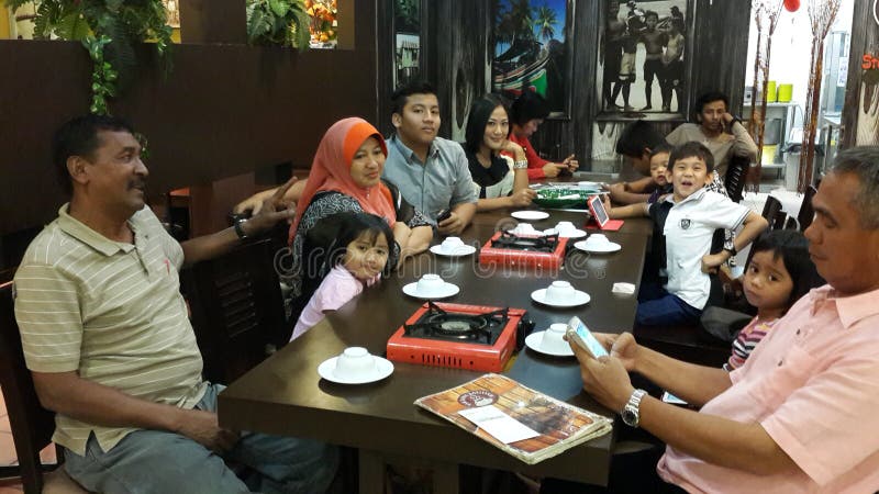 Dinner editorial image. Image of sister, daughter, nephew - 47284985