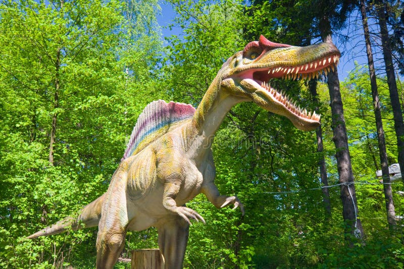 Dinosaurie i skogen redaktionell arkivfoto. Bild av gigantiskt - 31195683