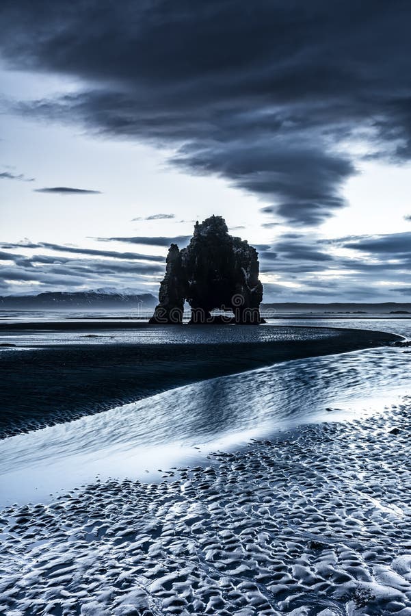 Dinosaurier-Felsen-Strand in Island Stockfoto - Bild von hang, himmel ...