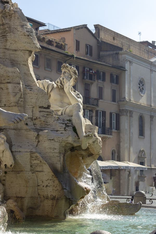 La Estatua De Dios Del Río Danubio En La Fuente De Cuatro Ríos En El Ro ...