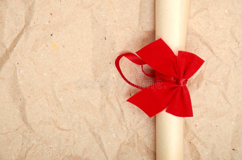 Diploma con nastro rosso immagine stock. Immagine di imparare - 18092141
