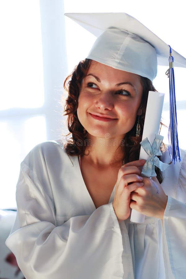 1,241 Mujer Graduada Que Sostiene El Diploma Fotos de stock - Fotos ...