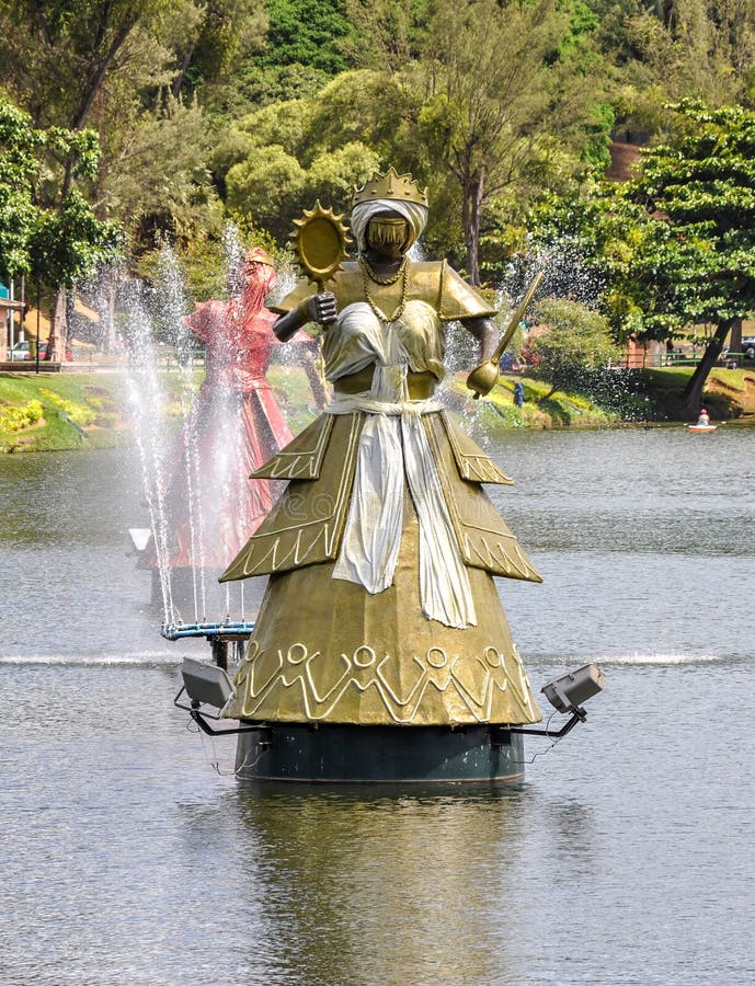 Estátuas Dos Orixás De Candomblé, Santos Africanos Tradicionais, Em ...
