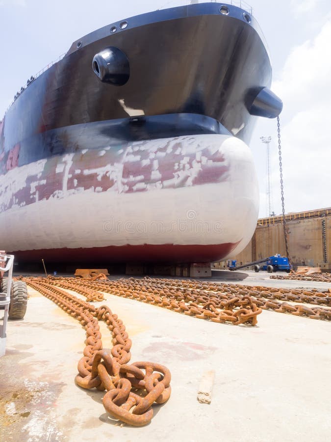 Dique Seco - Barco Y Cadenas Imagen de archivo - Imagen de viejo, nave ...
