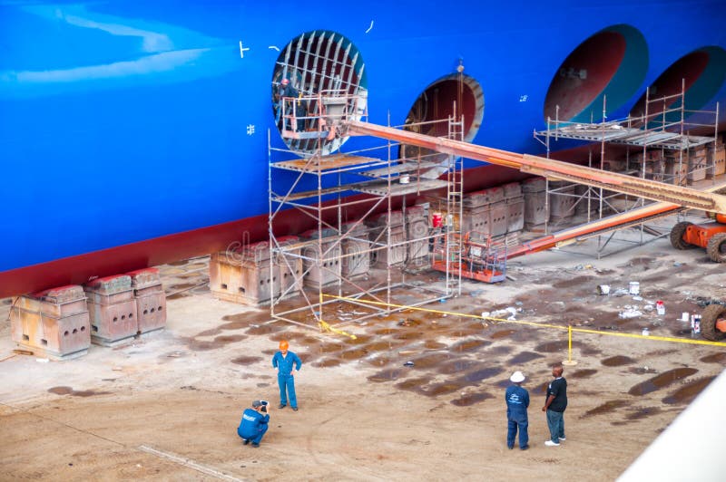 Dique Seco Del Barco De Cruceros Fotografía editorial - Imagen de ...