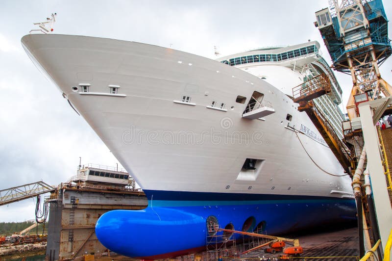 Dique Seco Del Barco De Cruceros Imagen de archivo - Imagen de vela ...