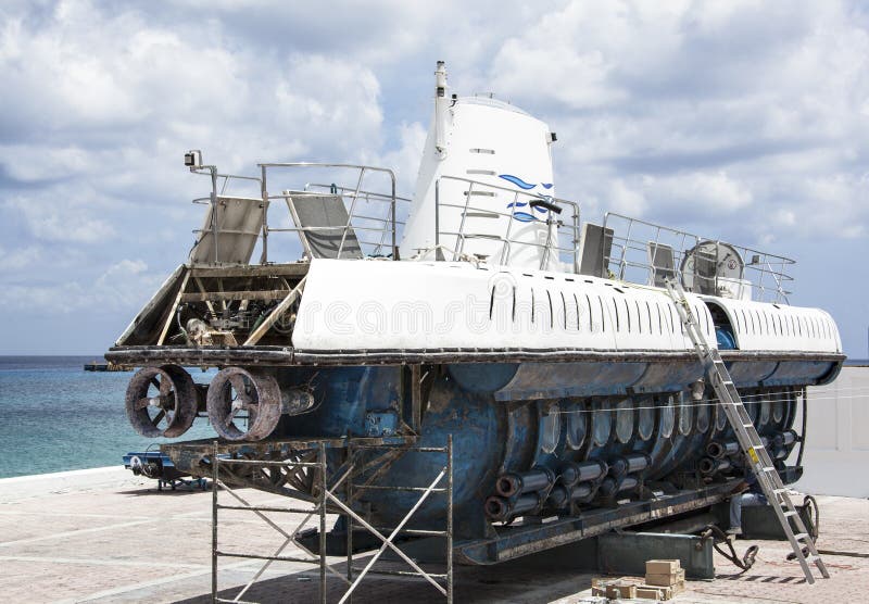 Dique seco submarino imagen de archivo. Imagen de recipiente - 32924801