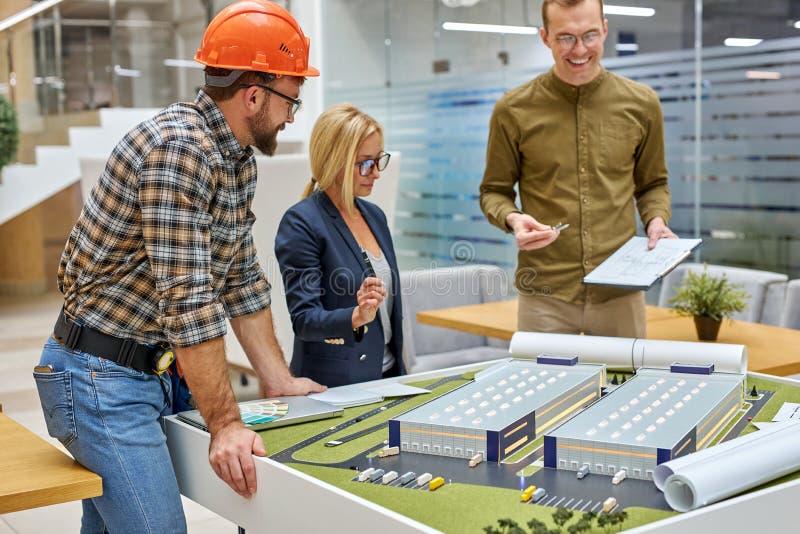 Director Woman Explain the Strategy of Building on 3d Model ...