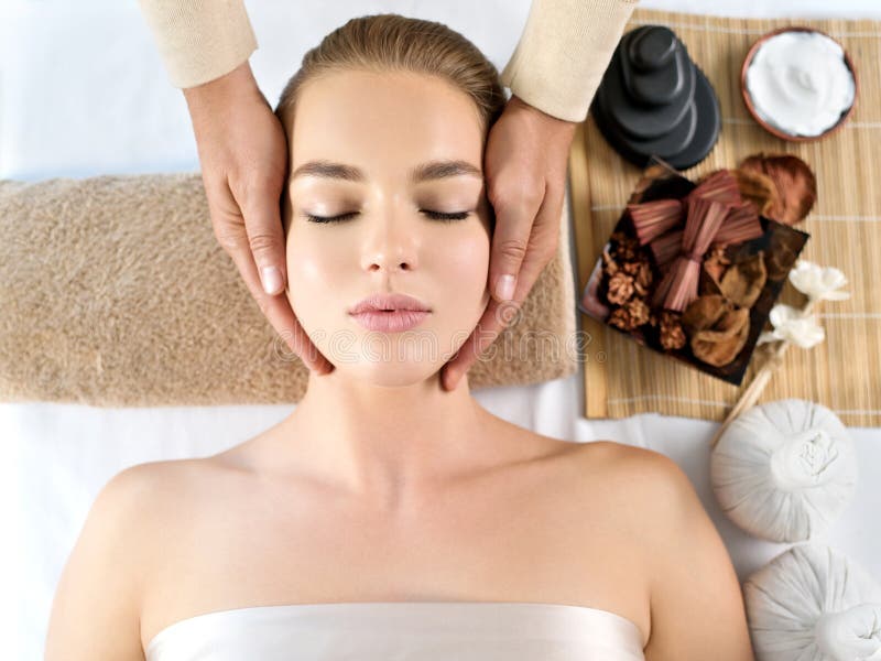 Massage De Station Thermale Pour La Femme Avec Le Masque Facial Sur Le