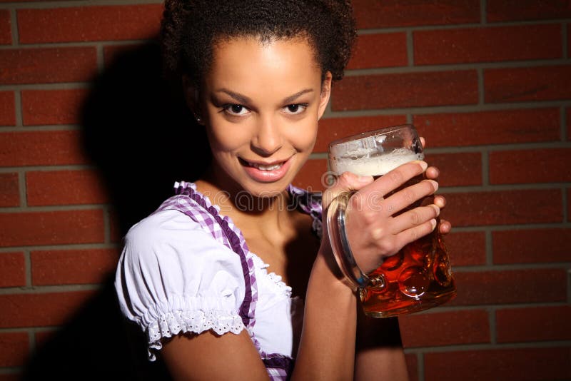 Dirndl und Bier stockbild. Bild von becher, mädchen, münchen - 17361845