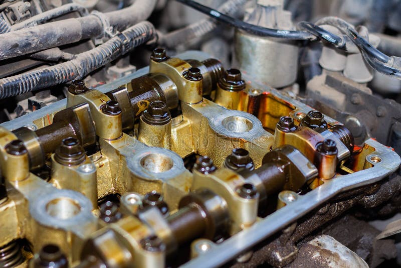 Disassembled the Internal Combustion Engine, the Hand of the Repairman ...