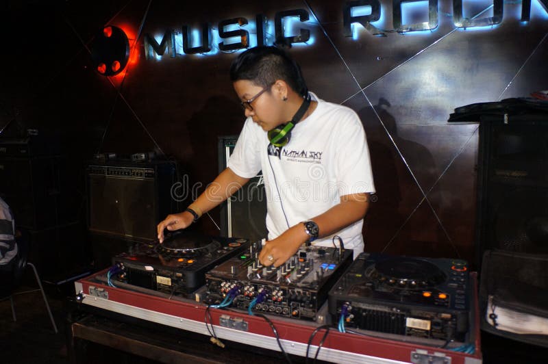 Disc jockey en partido imagen editorial. Imagen de muchedumbre - 101040115