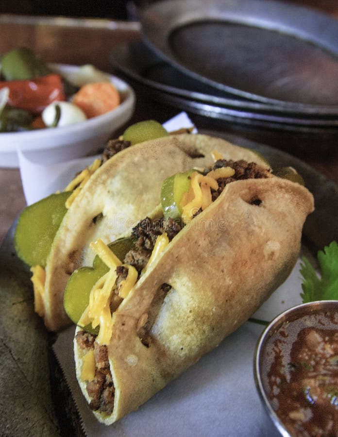 Disco Del Taco Con Salsa Y Verduras Imagen de archivo - Imagen de salsa ...