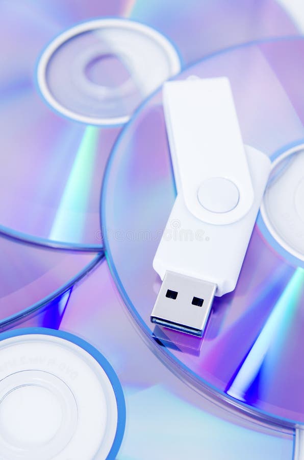 Disco Y Memoria USB Del DVD Imagen de archivo - Imagen de multimedias ...