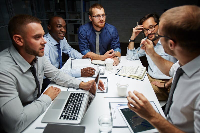 Discussione calda fotografia stock. Immagine di businessman - 77971896