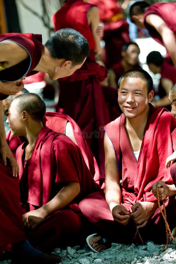 Monge tibetana fotografia editorial. Imagem de discutir - 5014137