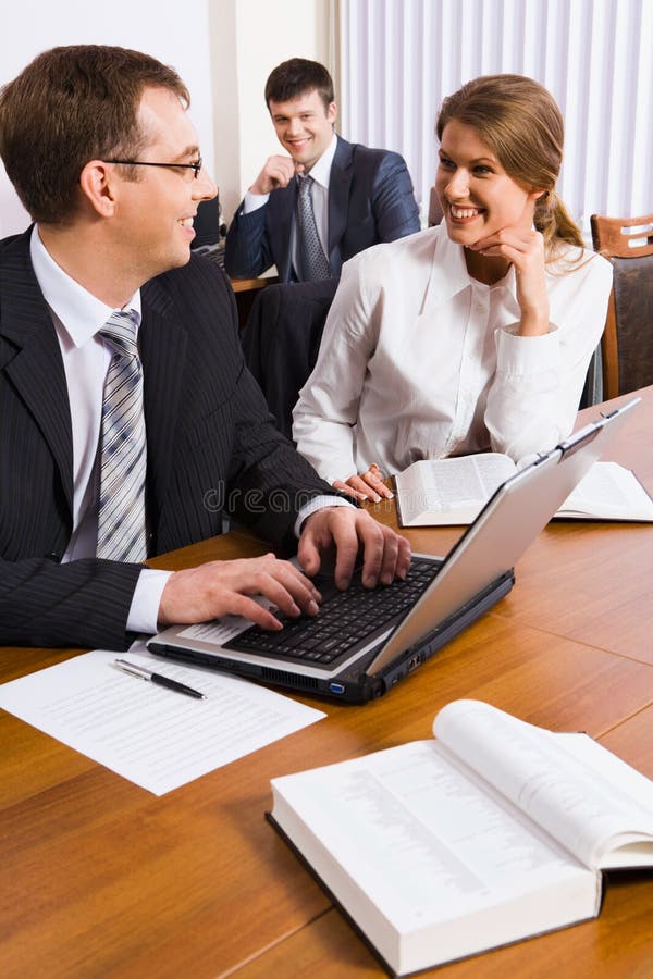Discutindo o trabalho imagem de stock. Imagem de mesa - 6473127 Discutindo o trabalho imagem de stock. Imagem de mesa - 6473127