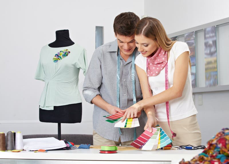 Equipo Senior Y Mujeres De Moda Y Retrato De Diseñador En Taller Feliz ...