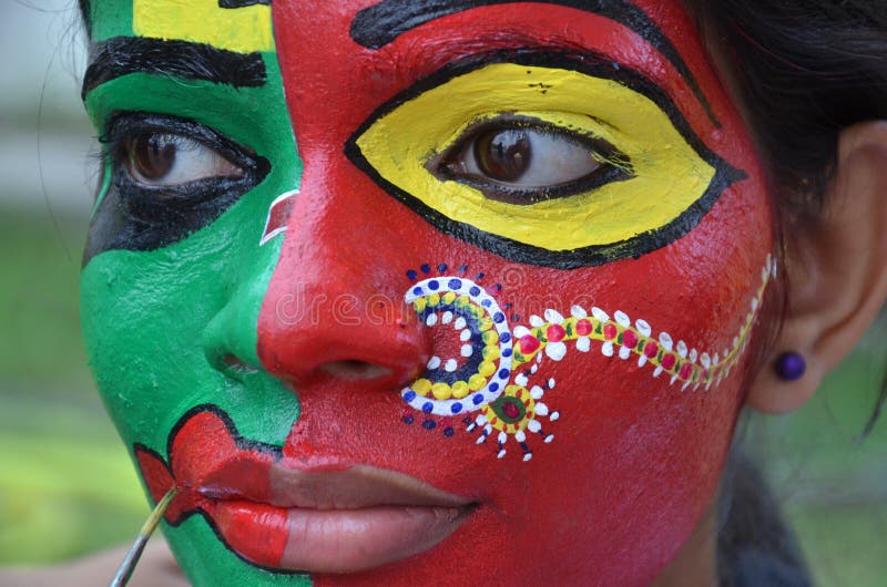 Diseños Indios De La Pintura De Treditional En Cara Foto editorial ...