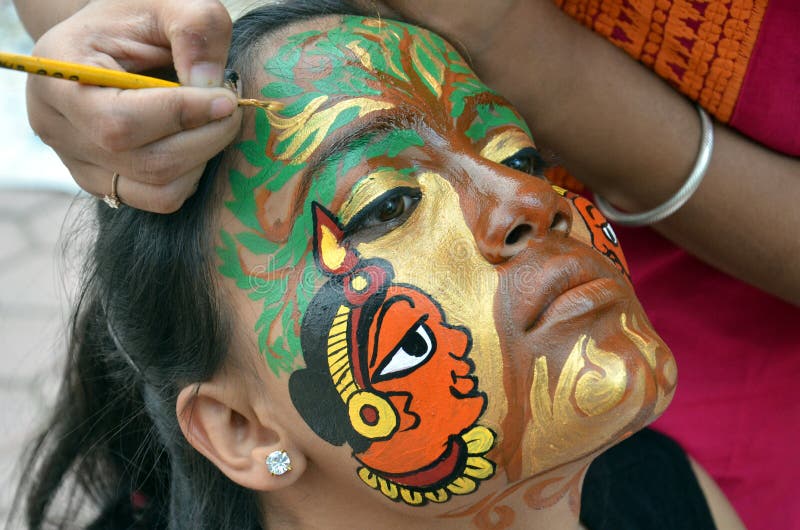 Diseños Indios De La Pintura De Treditional En Cara Foto editorial ...