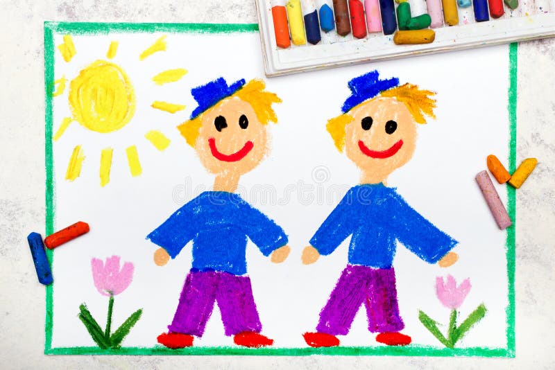 Disegno: Gemelli Identici Due Sorelle Sorridenti Sono Uguali Immagine ... Disegno: Gemelli Identici Due Sorelle Sorridenti Sono Uguali Immagine ...