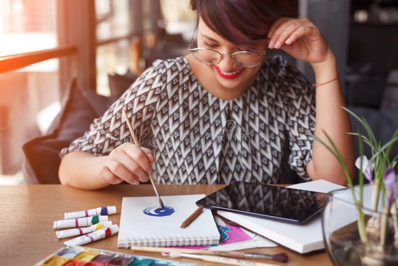 Disegno Di Risata Della Donna Con La Compressa Fotografia Stock ...